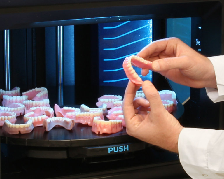 Stratasys TruDent macht mehrfarbigen 3D-Druck-Zahnersatz möglich